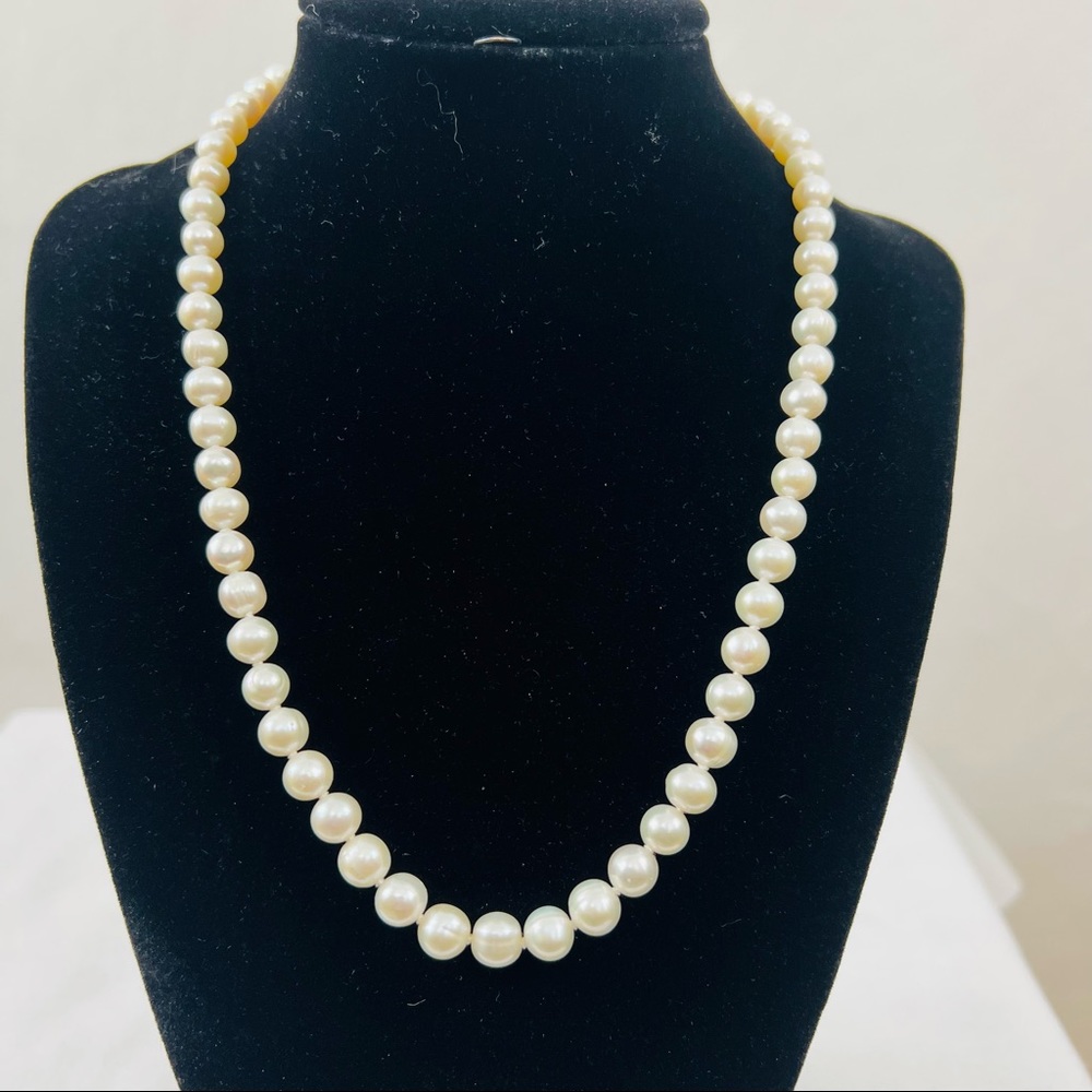 Beautiful And Simple Pearl Necklace - Gem